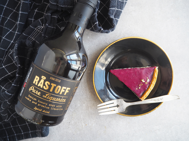 Lakridstærte med brombærganache og hvide chokoladefjer - Spritfabrikken ...